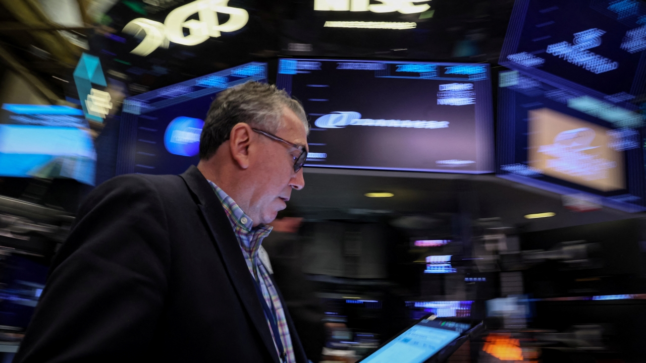 Latest Stock Market News Today: RH earnings, Starbucks founder, Apple ...