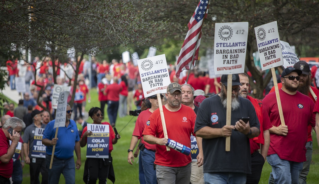 The UAW strikes at GM, Stellantis and Ford | Live Updates from Fox Business